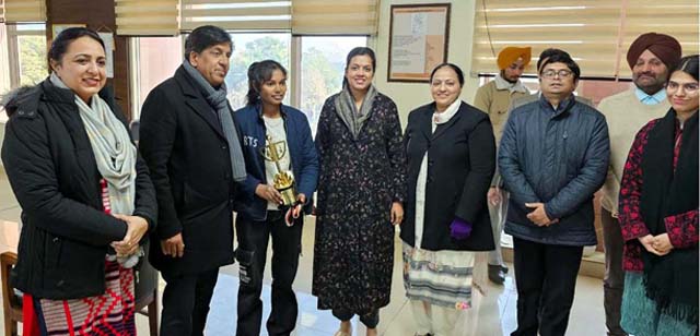 ਕਲਾ ਉਤਸਵ ਦੇ ਕੌਮੀ ਪੱਧਰ ਦੇ ਮੁਕਾਬਲੇ ਵਿੱਚ ਅੱਵਲ ਵਿਦਿਆਰਥਣ ਦਾ ਵਿਸ਼ੇਸ਼ ਸਨਮਾਨ ...